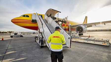 DHL EXPRESS | Express package abroad, online shipping calculation